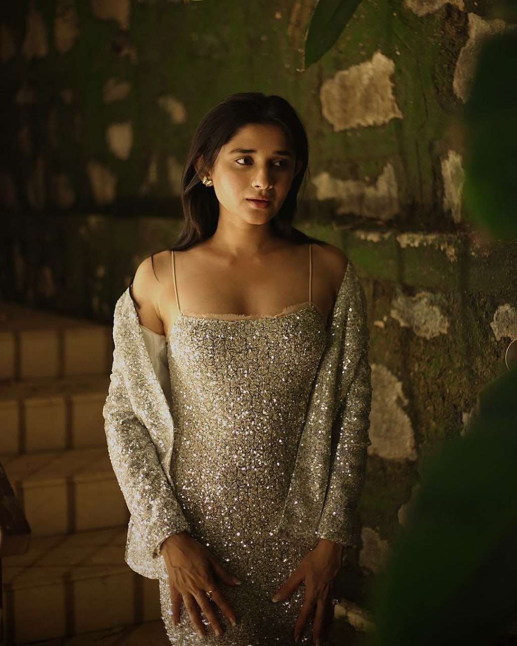 रिवीलिंग आउटफिट पहन कनिका मान ने शेयर की स्टनिंग फोटोज, एक्ट्रेस की अदाएं देख यूजर्स हुए घायल ...