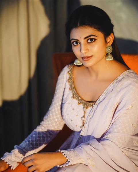 வெள்ளை நிற ஷிர்டில், கையில் என்னங்க இது? நடிகை கயல் ஆனந்தியின் லேட்டஸ்ட் க்ளிக்ஸ்! | Actress ...