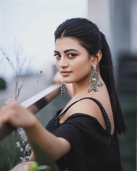 வெள்ளை நிற ஷிர்டில், கையில் என்னங்க இது? நடிகை கயல் ஆனந்தியின் லேட்டஸ்ட் க்ளிக்ஸ்! | Actress ...