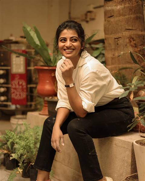 வெள்ளை நிற ஷிர்டில், கையில் என்னங்க இது? நடிகை கயல் ஆனந்தியின் லேட்டஸ்ட் க்ளிக்ஸ்! | Actress ...