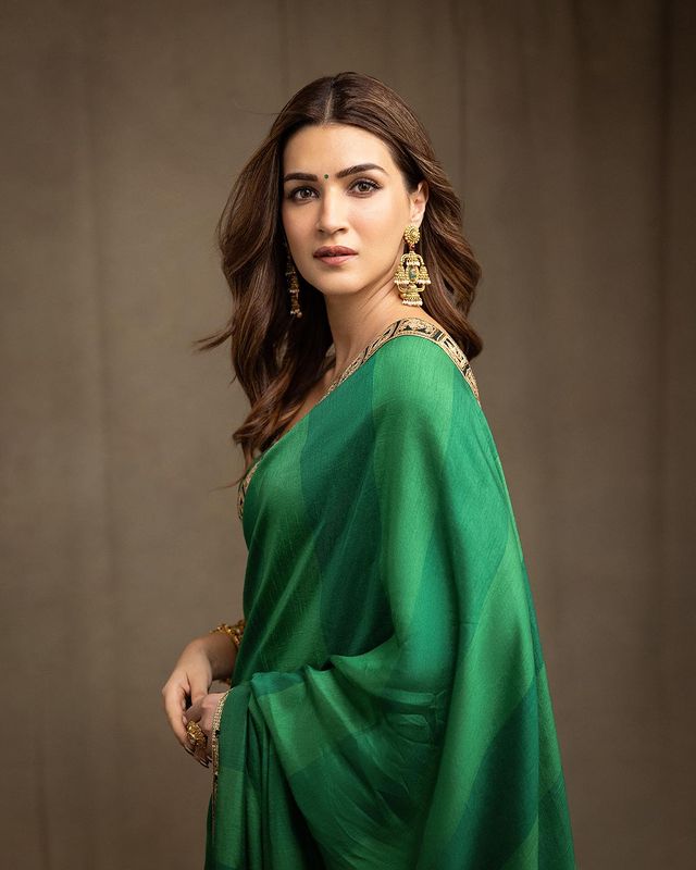 सिंपल सी साड़ी पहने कृति सेनन ने देसी लुक में ढाया कहर, खूबसूरत अदाओं ...