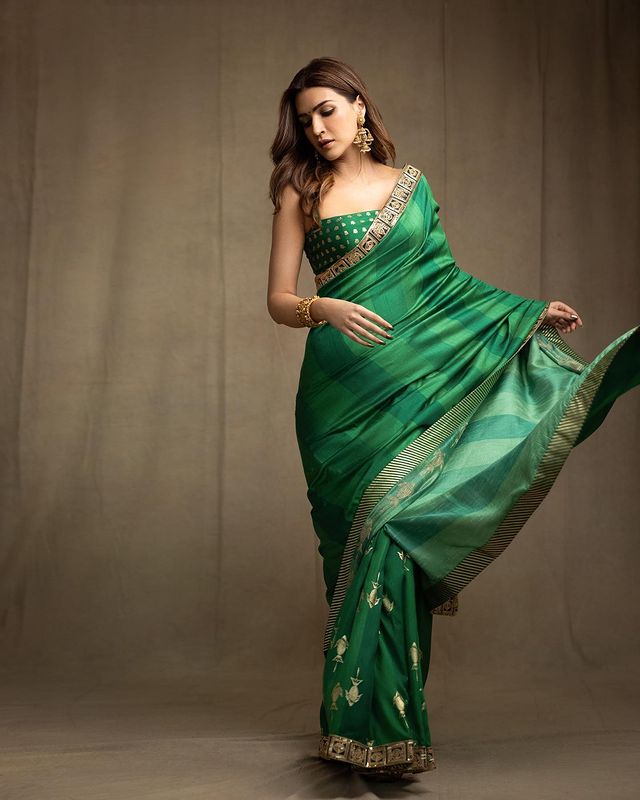 सिंपल सी साड़ी पहने कृति सेनन ने देसी लुक में ढाया कहर, खूबसूरत अदाओं पर दिल हार गए फैंस ...