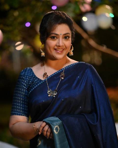 மஞ்சள் கலர் சுடிதாரில் நடிகை மீனாவா இது? இணையத்தை கலக்கும் லேட்டஸ்ட் ...