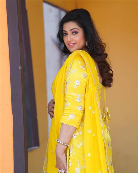 மஞ்சள் கலர் சுடிதாரில் நடிகை மீனாவா இது? இணையத்தை கலக்கும் லேட்டஸ்ட் ...