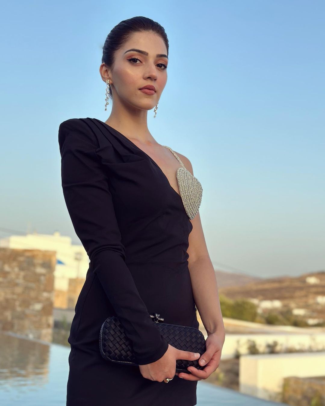 మెహ్రీన్ పిర్జాదా అందాల సెగలు.. కుర్రాళ్ల చూపంతా ఈ బ్యూటీపైనే ...