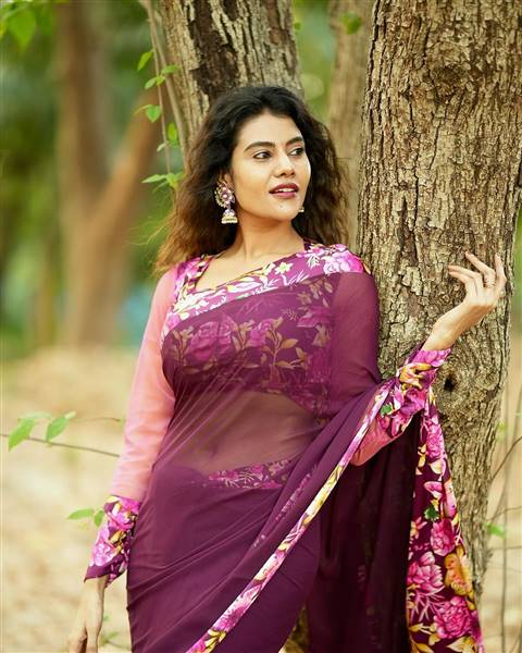 மாடர்ன் அவுட்பிட்டில் ஸ்டன்னிங் போஸ்.. சீரியல் நடிகை நிவிஷாவின் வேற லெவல் பிக்ஸ்! | Actress ...