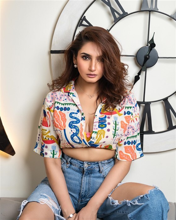 Ragini Dwivedi: ಪ್ಯಾಂಟ್ ಬಟನ್ ಹಾಕದ ತುಪ್ಪದ ಬೆಡಗಿ; ರೋಸ್ಟ್ ಮಾಡಿದ ಟ್ರೋಲರ್ಸ್ | Actress Ragini Dwivedi ...