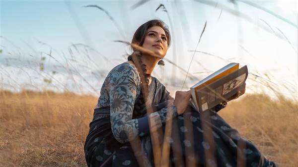 கையில் புத்தகத்துடன்.. காட்டுக்குள் போட்டோஷூட் நடத்திய ரம்யா பாண்டியன்.. ட்ரெண்டாகும் ஸ்டில்ஸ் ...