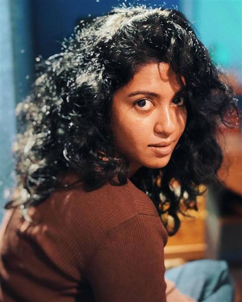 வொயிட் டாப்பில் கூலாக லுக் விட்ட கண்ணம்மா.. இணையத்தை கலக்கும் லேட்டஸ்ட் ...