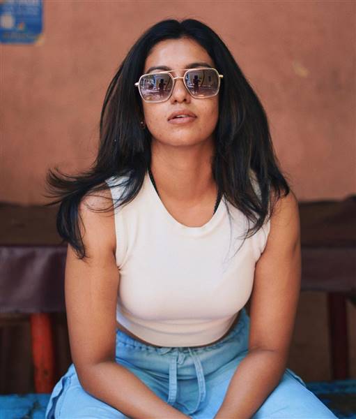 வொயிட் டாப்பில் கூலாக லுக் விட்ட கண்ணம்மா.. இணையத்தை கலக்கும் லேட்டஸ்ட் ...