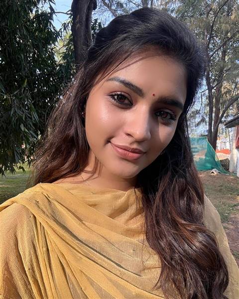 கூலிங் க்ளாஸ் போட்டு மாஸ் லுக் விட்ட சீரியல் நடிகை ஷபானா.. கண்ணாடியின் ...