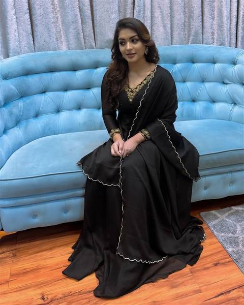 கூலிங் க்ளாஸ் போட்டு மாஸ் லுக் விட்ட சீரியல் நடிகை ஷபானா.. கண்ணாடியின் ...