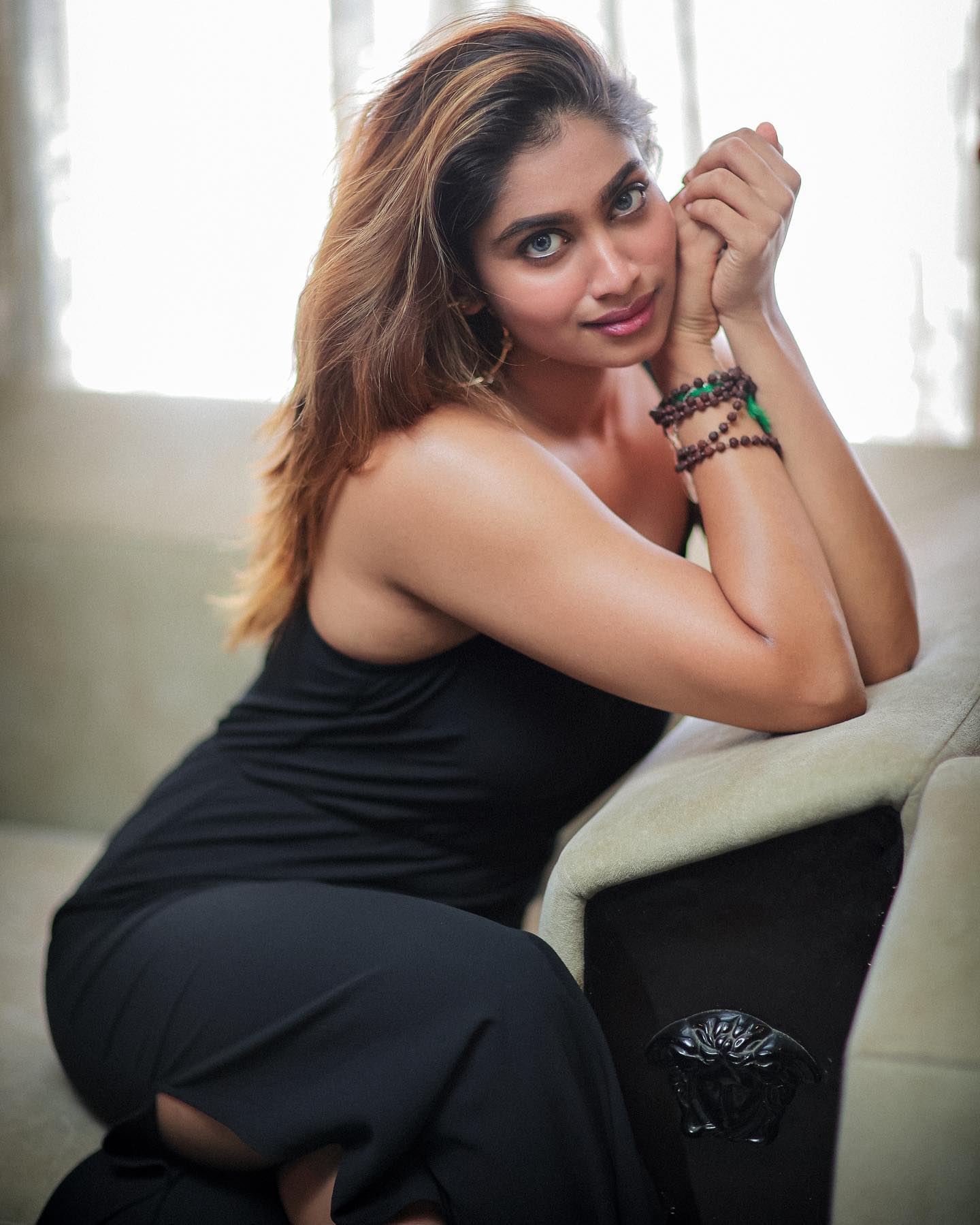 பிளாக் ட்ரெஸ்ஸில் கிளாமர் போஸ்.. கலக்கல் போட்டோஷூட் நடத்திய ஷிவானி நாராயணன்..! | Actress Shivani ...