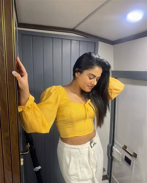 அடி ஆத்தி இத்தனை உயர மாடியில் என்ன பண்றீங்க? இணையத்தில் ட்ரெண்ட் ஆகும் சிம்பு பட நடிகை போட்டோஸ் ...