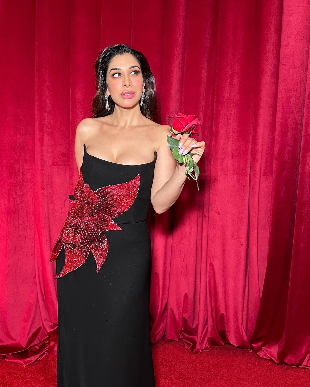 సోఫియా చౌదరి సోకుల విందు.. కవ్వింపులతో కాక పుట్టిస్తున్న బ్యూటీ ...