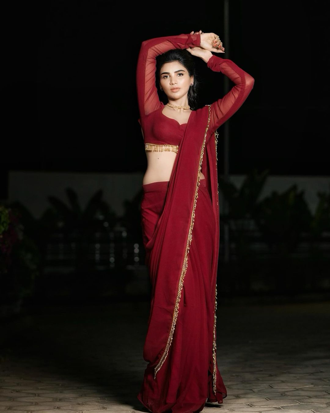 అందాలతో వర్షం కురిపిస్తున్న వలపుల వయ్యారి భామ జబర్ధస్త్ వర్ష ...