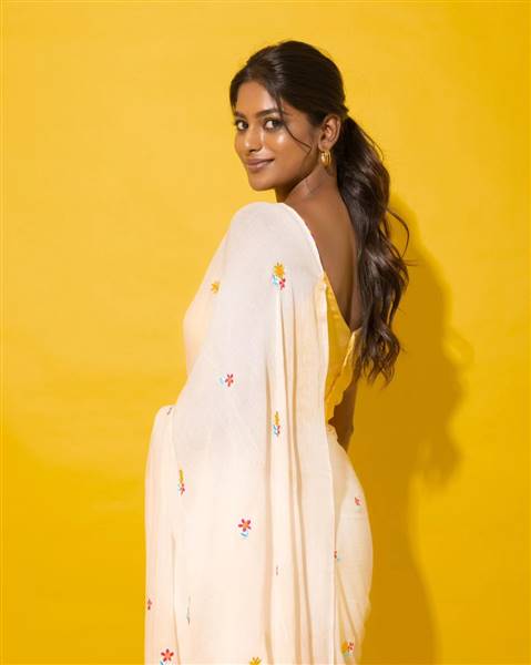 நெத்தியில் பட்டையுடன், பக்தி பரவசமாய் மாறிய பிக் பாஸ் பிரபலம்.. எந்த கோயிலுக்கு போயிருக்காங்க ...