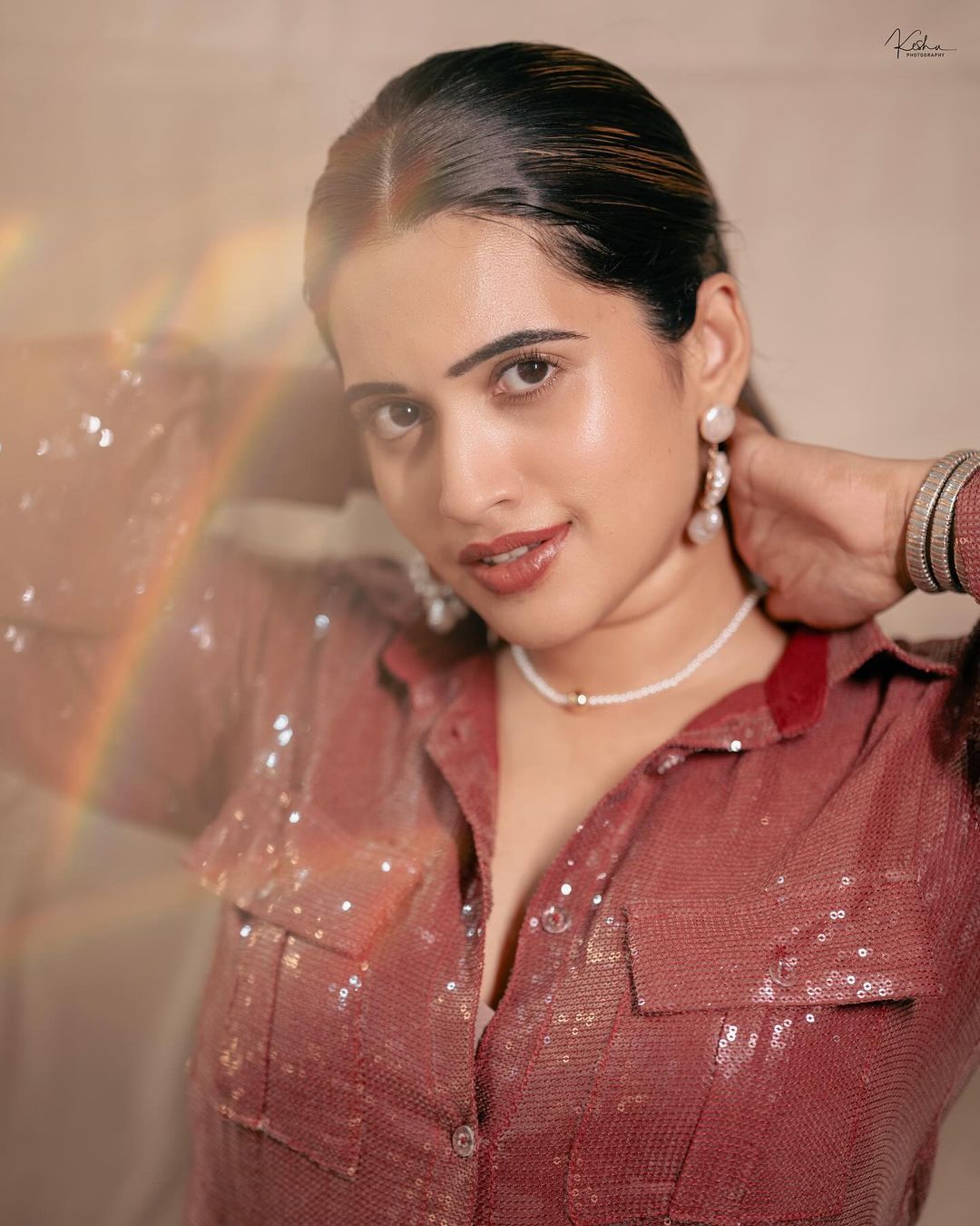 స్రవంతి చొక్కారపు అందాల ఆరబోత.. మనల్ని ఎవడ్రా ఆపేదిక్కడ అంటూ ...