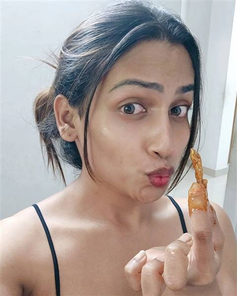 கருவாட்டு குழம்பை ருசித்து சாப்பிடும் ஷிவின்.. எங்களுக்கும் வேண்டுமென ...