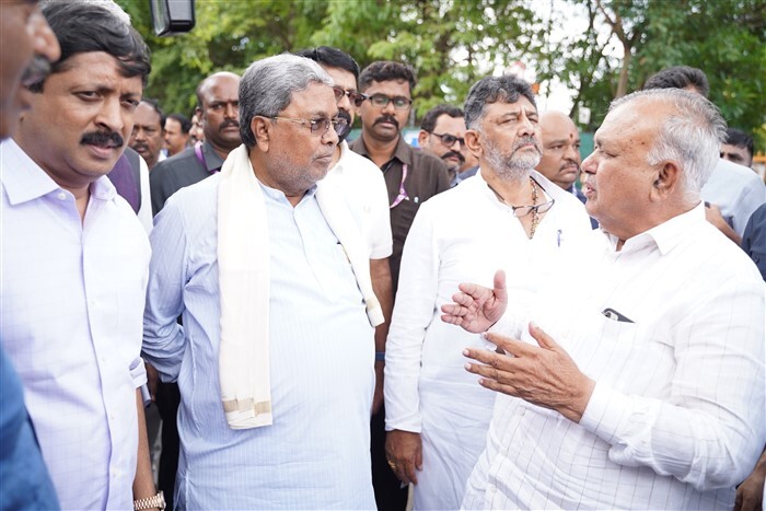 ರಾಜಧಾನಿ ಬೆಂಗಳೂರಿನ ಸಮಸ್ಯೆಗಳು ಒಂದೆರಡಲ್ಲ; ಸಮಸ್ಯೆ ಆಲಿಸಲು ರಸ್ತೆಗಿಳಿದ ...