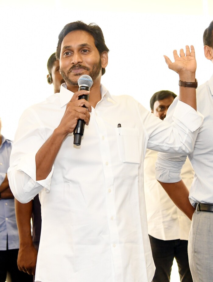 మళ్లీ అధికారం వైసీపీదే.. ఐ ప్యాక్ ప్రతినిధులతో సీఎం వైఎస్ జగన్ భేటీ.. | CM YS Jagan Met With ...