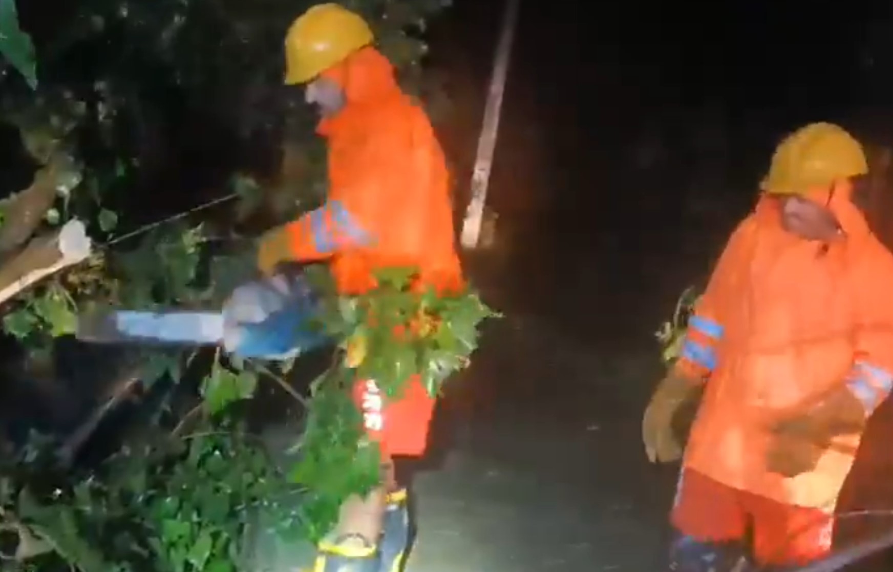 மிரட்டிய ரெமல் புயல்.. கொல்கத்தாவில் கொட்டிய கனமழை.. ஸ்தம்பித்த இயல்பு ...