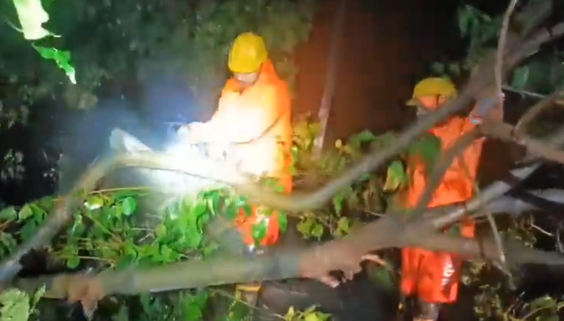 மிரட்டிய ரெமல் புயல்.. கொல்கத்தாவில் கொட்டிய கனமழை.. ஸ்தம்பித்த இயல்பு ...