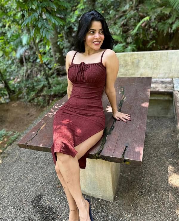 இலங்கையில் கிளாமர் ராணியாக மாறிய திவ்ய பாரதி.. பிகினி உடையில் வெளியிட்ட லேட்டஸ்ட் போட்டோஸ் இதோ ...