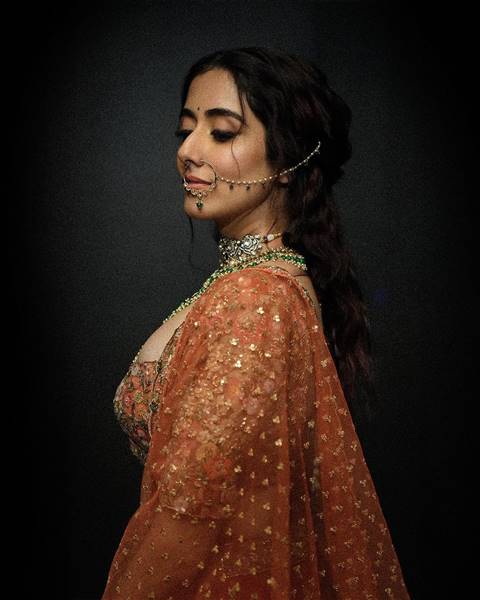 வித்தியாசமான புடவையில் கான்செர்ட் செய்த பிரபல பாடகி.. லைக்குகளை ...