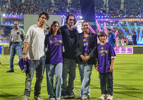 ஐபிஎல் கோப்பையை வென்ற கொல்கத்தா.. குடும்பத்துடன் மைதானத்தில் இறங்கிய ...