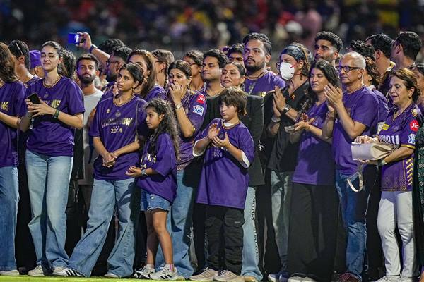 ஐபிஎல் கோப்பையை வென்ற கொல்கத்தா.. குடும்பத்துடன் மைதானத்தில் இறங்கிய ...