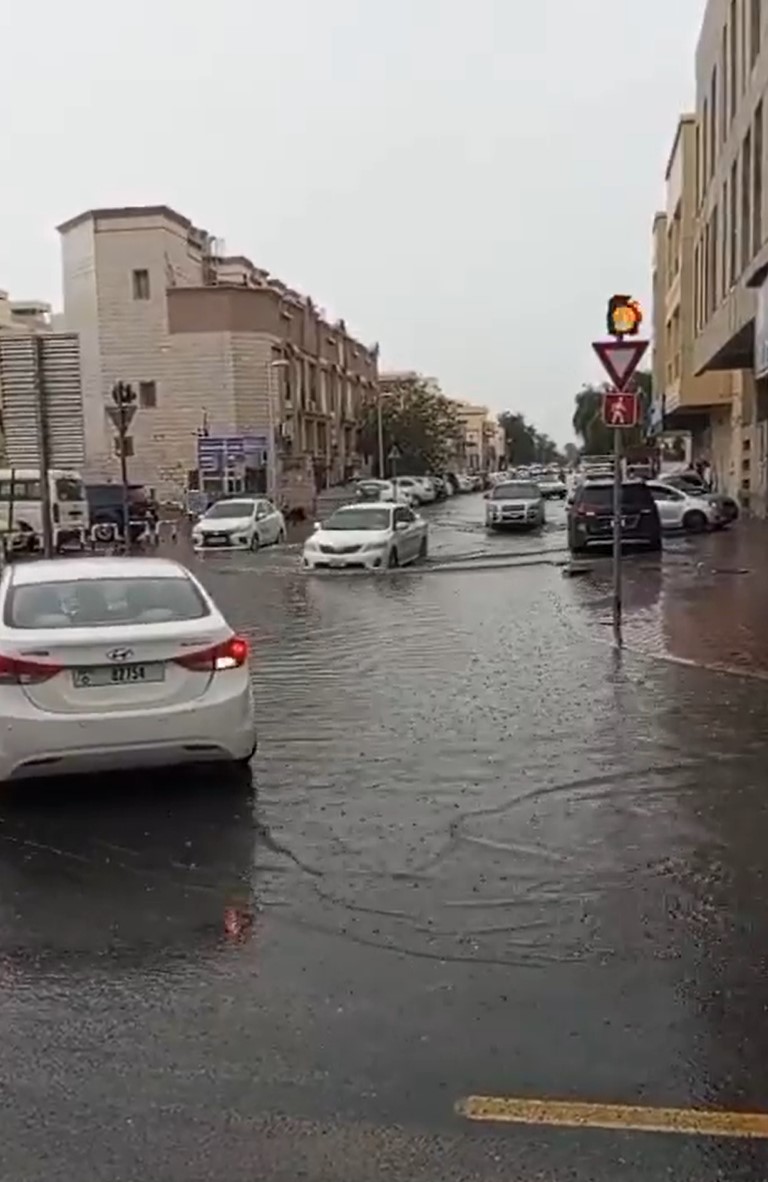 கொட்டித்தீர்த்த கனமழை.. வெள்ளத்தில் தத்தளிக்கும் துபாய்.. மக்கள் கடும் அவதி.. போட்டோஸ்! | Heavy ...