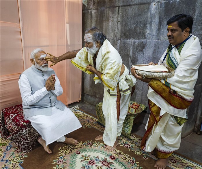 Modi Go Pooje Photos: ಲೋಕಸಭೆ ಚುನಾವಣೆ ಪ್ರಚಾರದ ವೇಳೆ ಗೋ ಪೂಜೆ ಮಾಡಿದ ಮೋದಿ ...