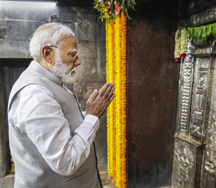 Modi Go Pooje Photos: ಲೋಕಸಭೆ ಚುನಾವಣೆ ಪ್ರಚಾರದ ವೇಳೆ ಗೋ ಪೂಜೆ ಮಾಡಿದ ಮೋದಿ ...