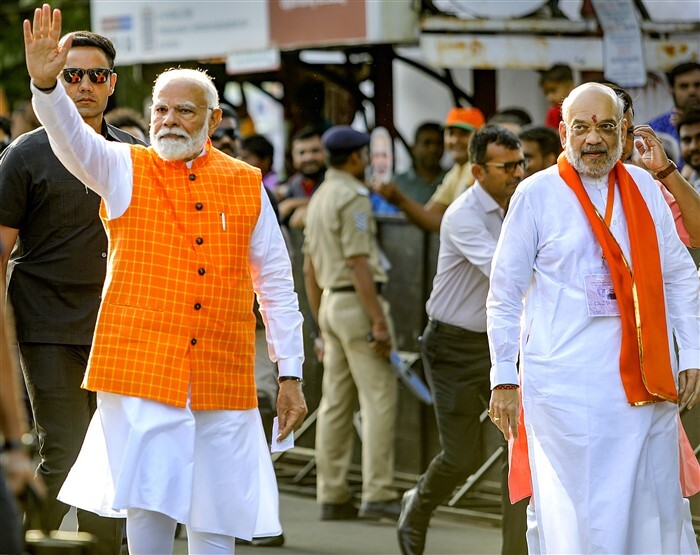 Photos : ಮಗುವನ್ನು ಎತ್ತಿಕೊಂಡ ಮೋದಿ- ಅಹಮದಾಬಾದ್‌ನಲ್ಲಿ ಮತದಾನ ಮಾಡಿದ ದೃಶ್ಯಗಳು ...