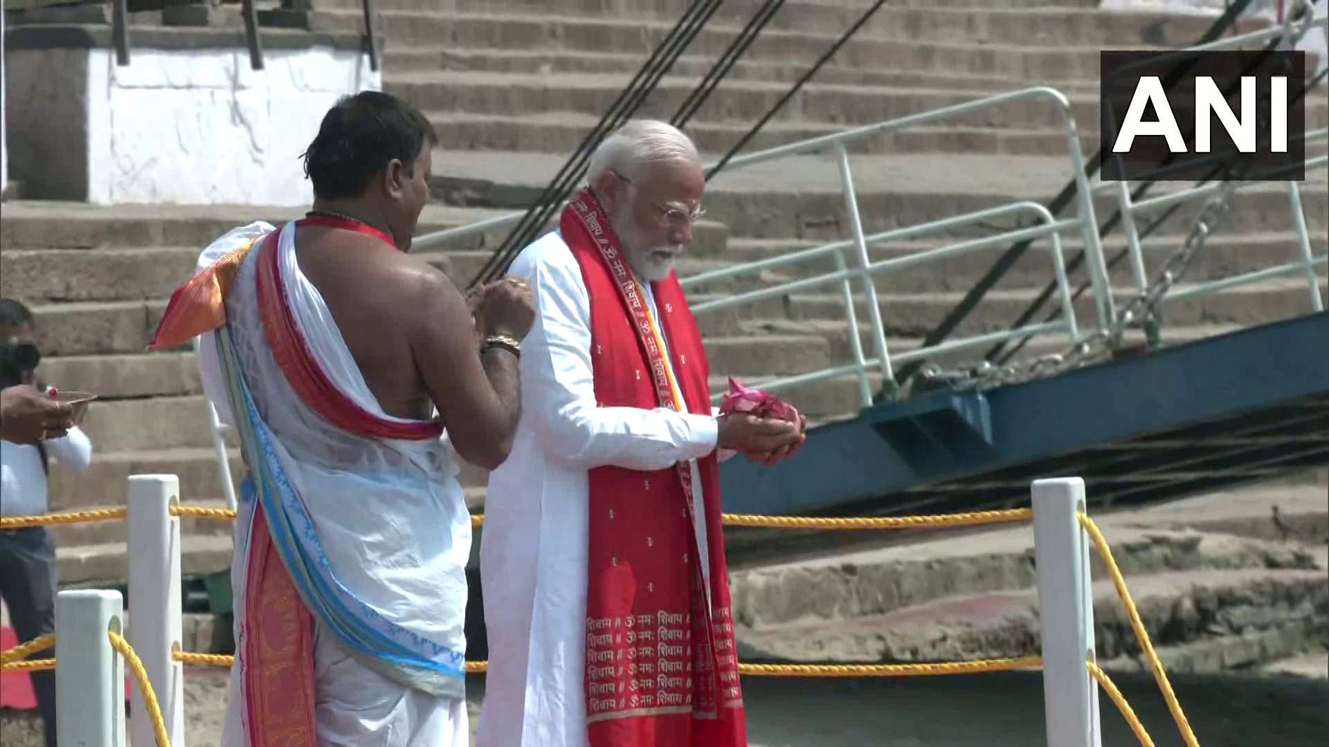 नामांकन से पहले पीएम मोदी ने वाराणसी के गंगा घाट पर की आरती, महादेव की ...