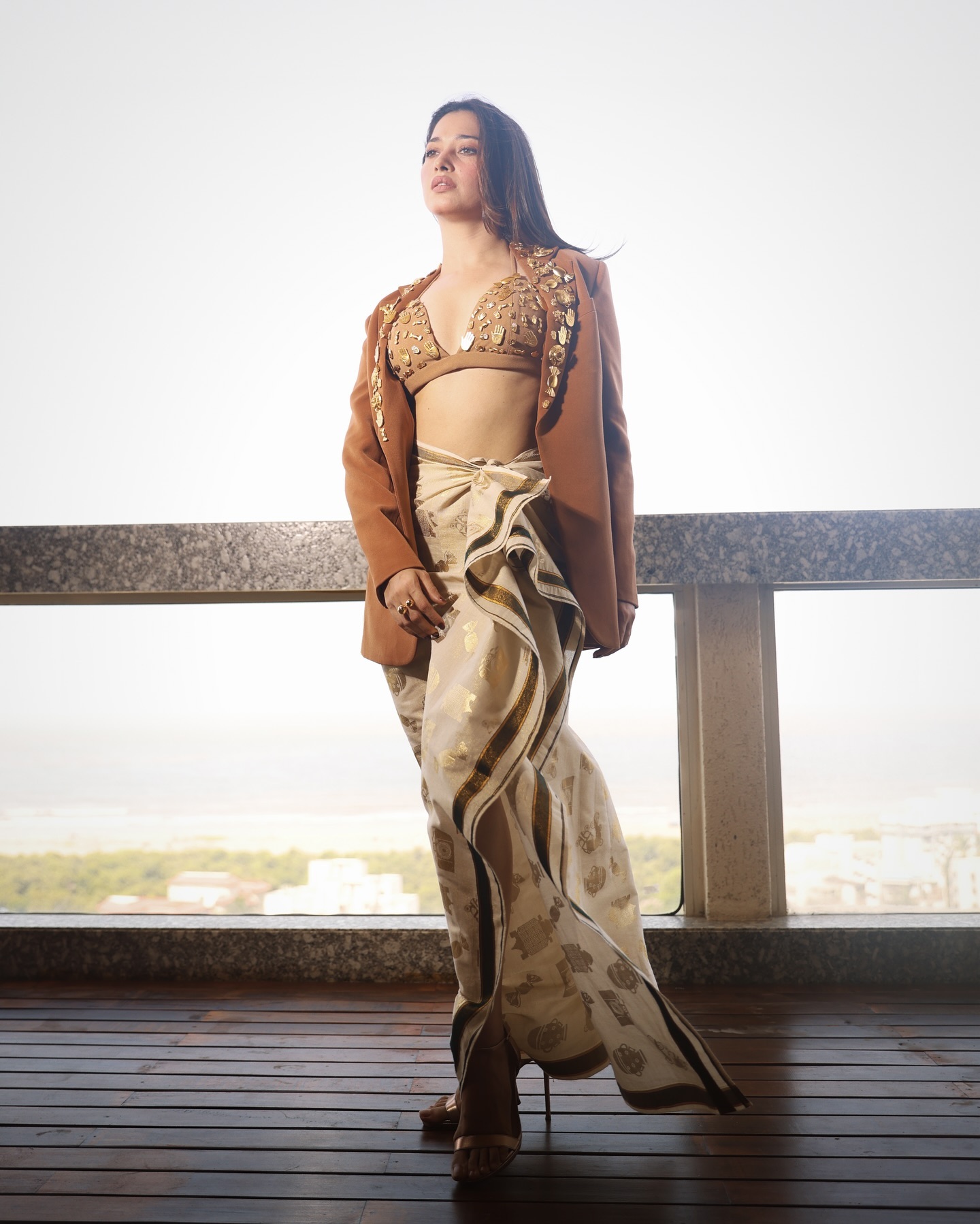 புது ஸ்டைலா இருக்கே! வித்தியாசமான கிளாமர் உடையில்.. ஆளை மயக்கும் தமன்னாவின் லேட்டஸ்ட் க்ளிக்ஸ் ...