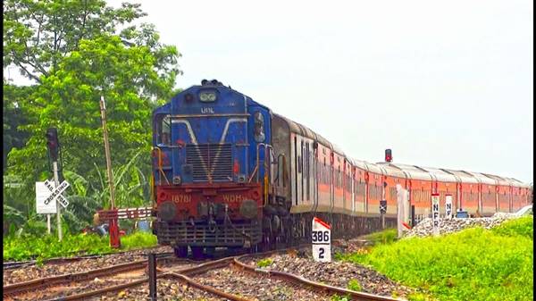 கண்ணை கவரும் இயற்கை காட்சி.. இந்தியாவில் இருக்கும் இந்த 8 நீண்ட ரயில் ...