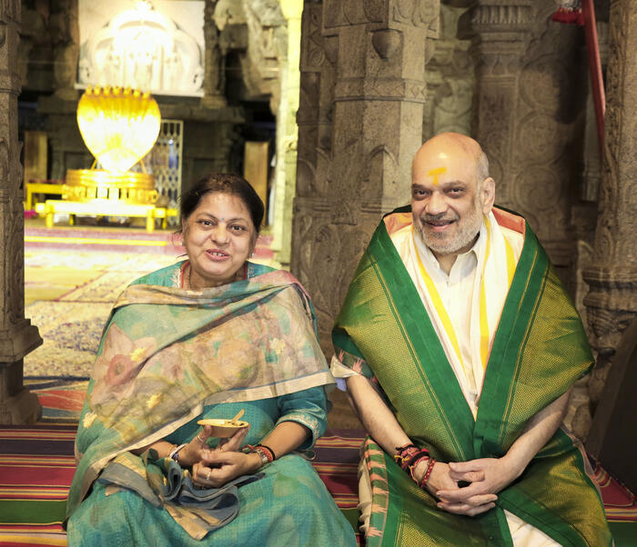 తిరుమల శ్రీవారి సేవలో కేంద్ర హోంమంత్రి అమిత్ షా.. | Union Home Minister Amit Shah With Wife ...
