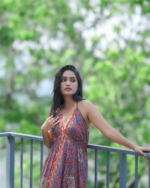 விஜய் டிவி சீரியல் நடிகையா இது? வெள்ளை நிற உடையில், பீச்சில் வேற லெவல் ...