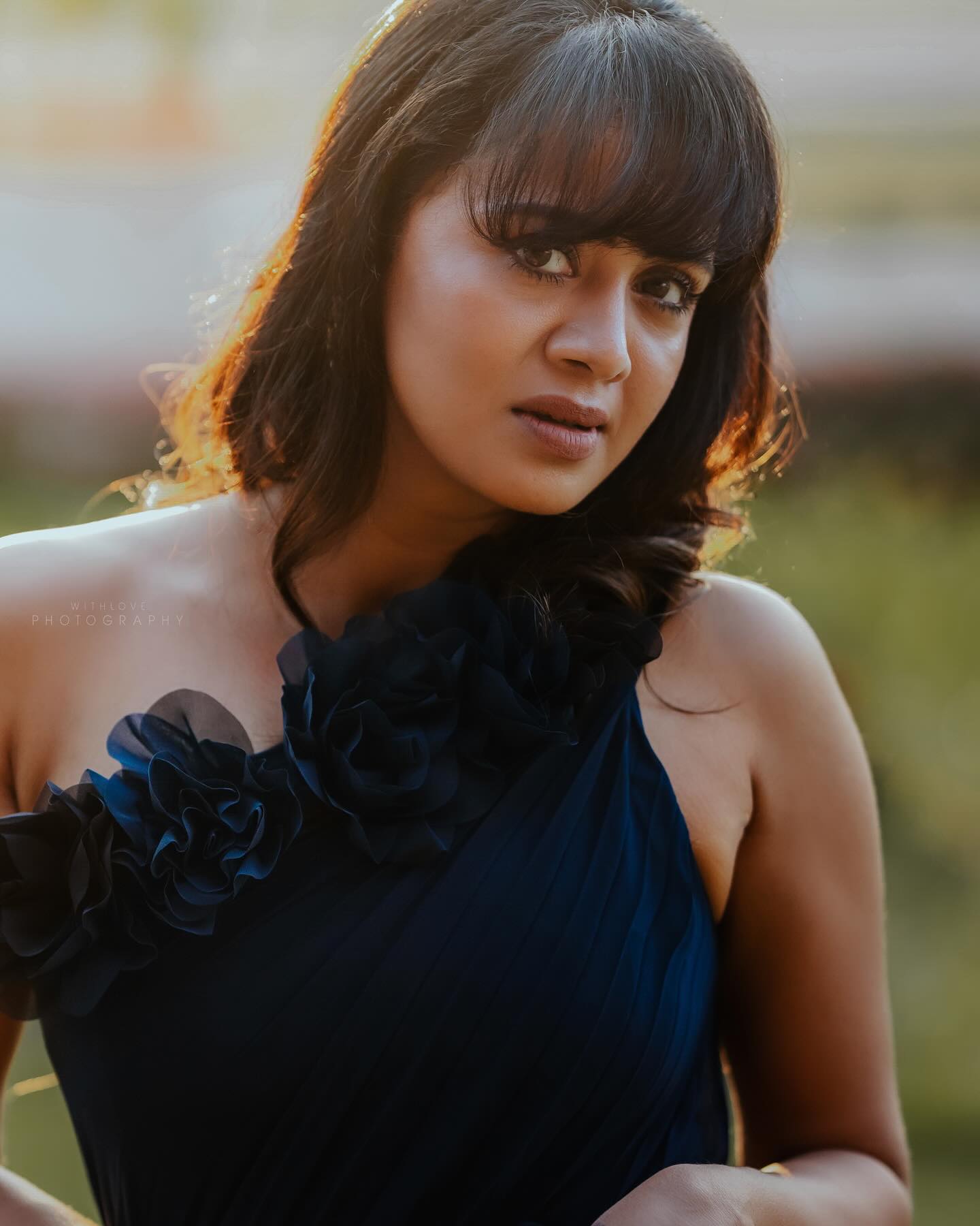 பிளாக் ட்ரெஸ்ஸில் கிளாமர் போஸ்.. விஜே அஞ்சனாவின் அசத்தல் போட்டோஷூட் ...