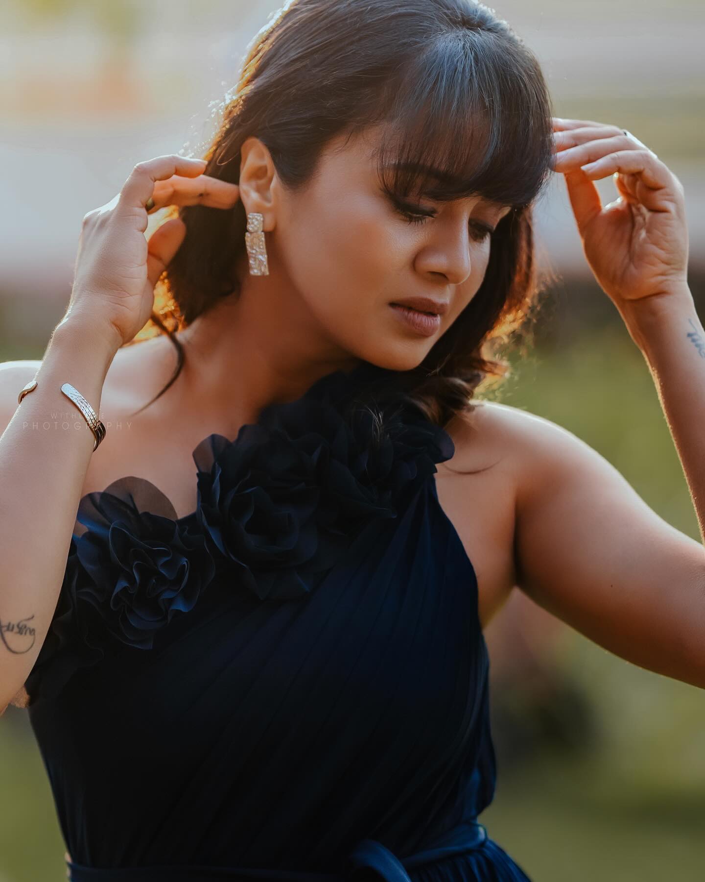 பிளாக் ட்ரெஸ்ஸில் கிளாமர் போஸ்.. விஜே அஞ்சனாவின் அசத்தல் போட்டோஷூட் ...