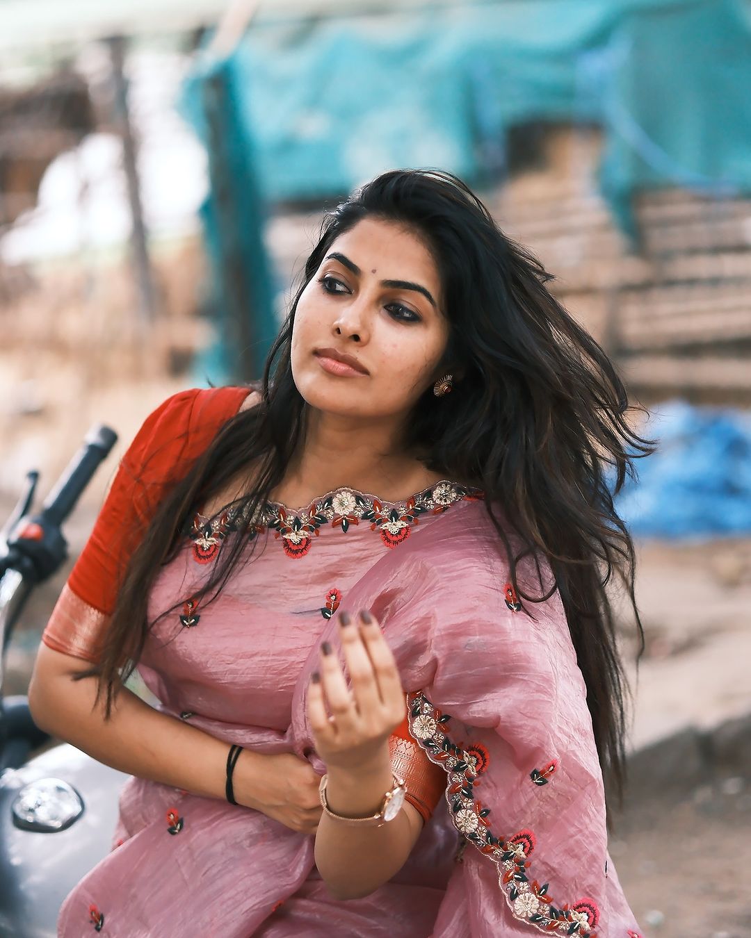 చీర కట్టులో కుర్రకారులో చిత్తు పెట్టేస్తున్న దివి వాద్యా | Actress Divi ...