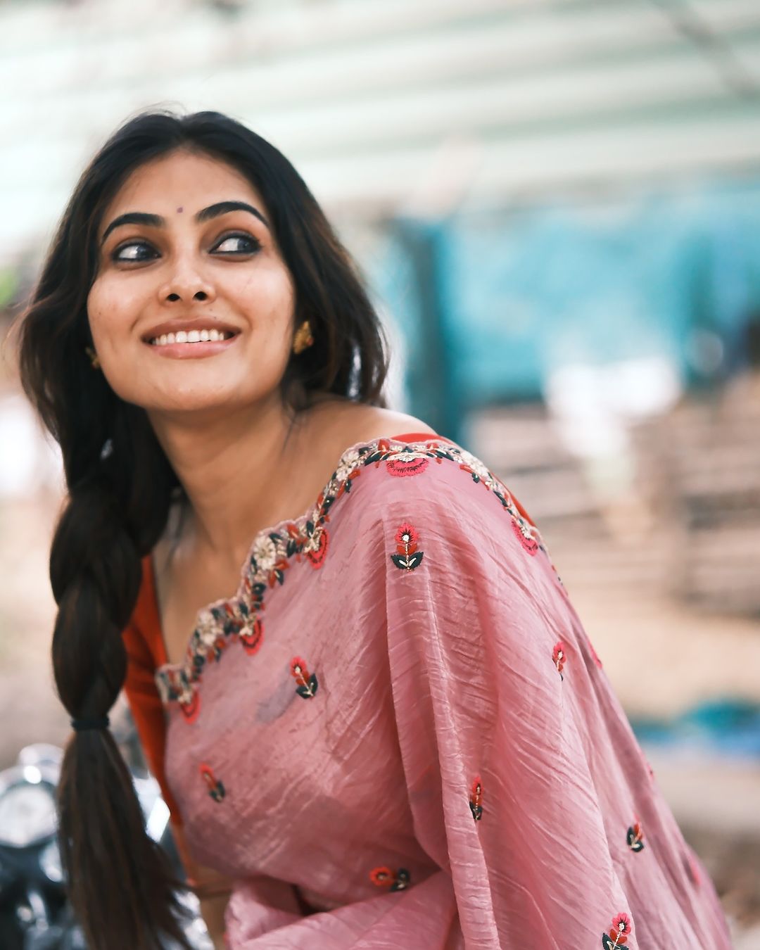 చీర కట్టులో కుర్రకారులో చిత్తు పెట్టేస్తున్న దివి వాద్యా | Actress Divi ...