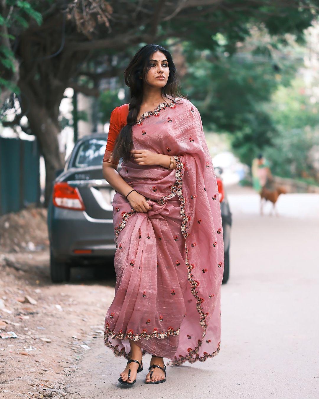 చీర కట్టులో కుర్రకారులో చిత్తు పెట్టేస్తున్న దివి వాద్యా | Actress Divi ...