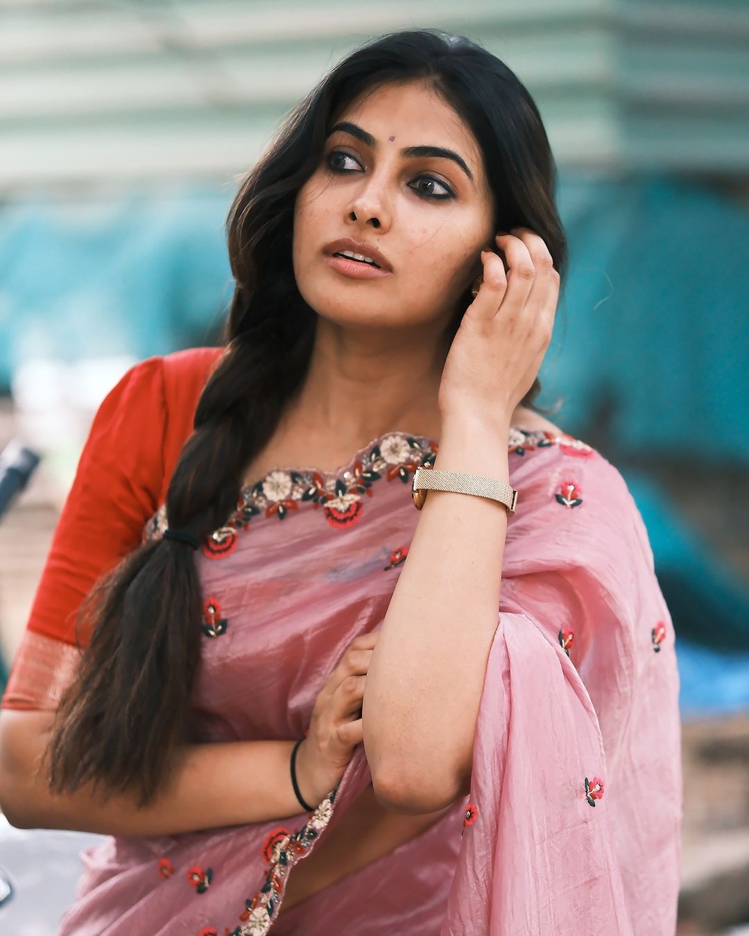 చీర కట్టులో కుర్రకారులో చిత్తు పెట్టేస్తున్న దివి వాద్యా | Actress Divi ...