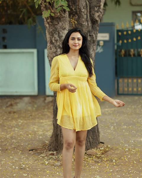 குட்டி கவுனில் கலக்கும் சீரியல் நடிகை.. இணையத்தில் ட்ரெண்டாகும் லேட்டஸ்ட் க்ளிக்ஸ்! | Actress ...