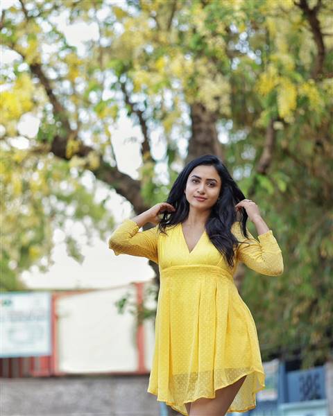 குட்டி கவுனில் கலக்கும் சீரியல் நடிகை.. இணையத்தில் ட்ரெண்டாகும் ...