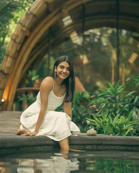 கருப்பு நிற ட்ரான்ஸ்பிரன்ட் புடவையில் 'கேப்டன் மில்லர்' பட நாயகி.. ஸ்டன்னிங் பிக்ஸ்! | Actress ...