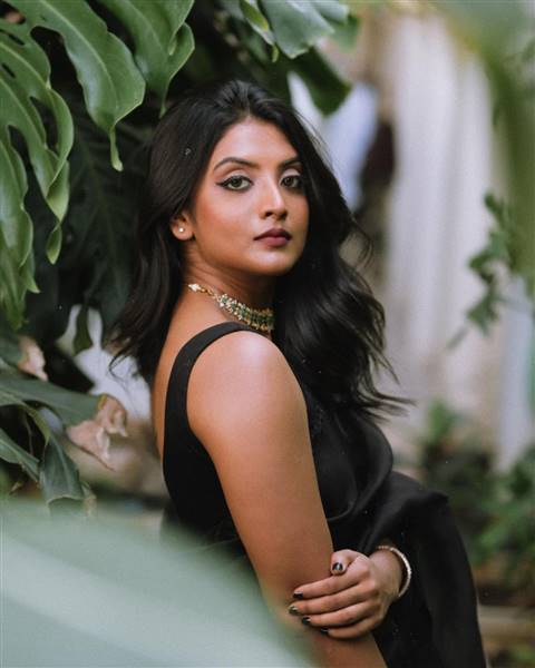 கருப்பு நிற ட்ரான்ஸ்பிரன்ட் புடவையில் 'கேப்டன் மில்லர்' பட நாயகி.. ஸ்டன்னிங் பிக்ஸ்! | Actress ...